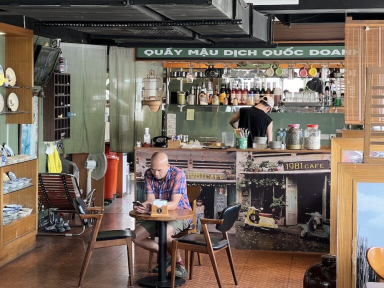 桃園中壢美食｜1981 Cafe (中壢火車站) 道地越南美食，必點椰奶咖啡和越南河粉，體驗一日偽出國