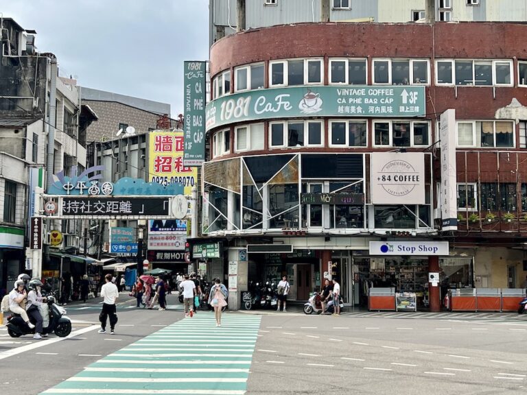 桃園中壢美食｜1981 Cafe (中壢火車站) 道地越南美食，必點椰奶咖啡和越南河粉，體驗一日偽出國