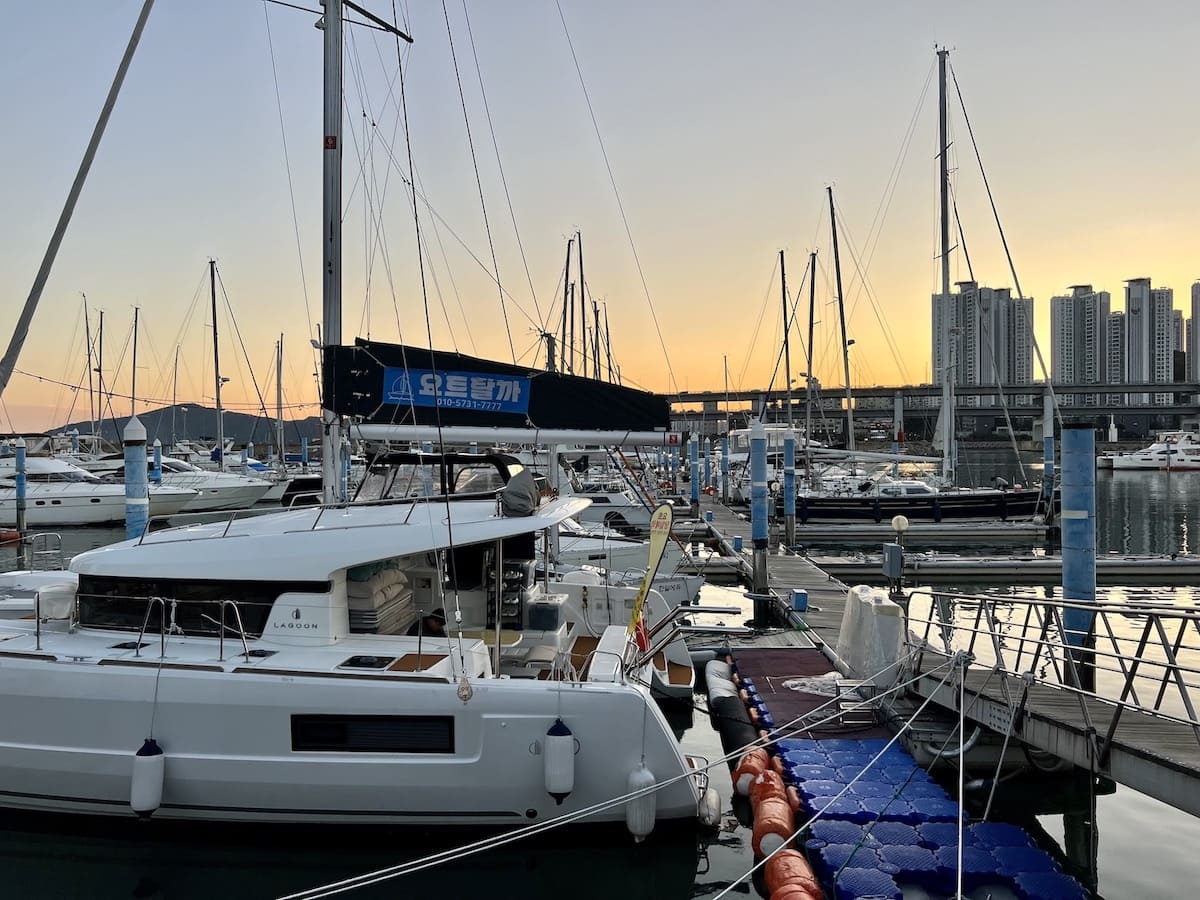 【釜山景點】Yacht Holic遊艇體驗評價｜夕陽時段＋夜間煙火秀，最新預約教學